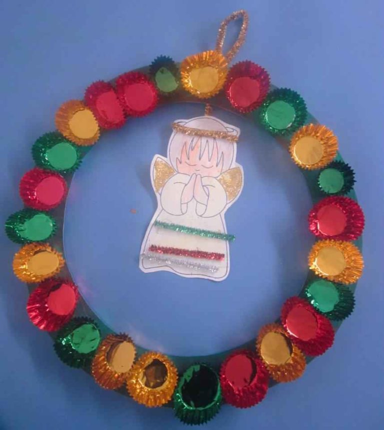 Una bonita corona navideña para decorar un rincón entrañable en casa